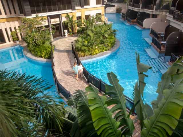 Lobby Hostess - Residence in Dubai | Anantara Dubai The Palm Resort & Spa.